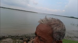 বাড়িতে মেয়ের জামাই এসেছে।ঘড়ে বাজার নেই।দোকানদার ১০০ টাকা পায় সেইজন্য আর বাকি দেয় না।যেখানে কাজ করে সেখান থেকেও টাকা দেয় না।মনের দুঃক্ষে নদীর পাড়ে বসে আছে।এরকম অসংখ্য পরিবার আছে।তাদের প্রতি আমরা একটু খেয়াল রাখি #family #poor #bd #money #sad | Shoyab Ali