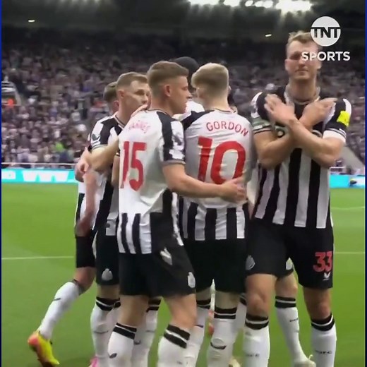 "I felt a bit emotional for all the kids" 🗣️ Dan Burn paid tribute to Newcastle's deaf fans after celebrating his side's opening goal yesterday using British Sign Language ⚫⚪ | Sky Sports Football