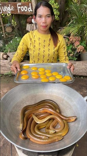 Spicy Eel Stir Fry with Eggs! 🔥 Amazing Jungle Cooking