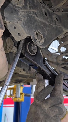 Ford rear spring installation trick #Ford #automotive #garage #trick #CarRepair #Automotive #Mechanics #diy | Forrestsautoreviews Channel