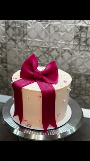 Simply Iconic Bow Cake Design