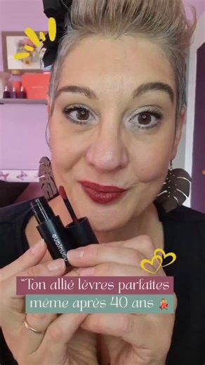 Audrey Simon | conseillère beauté et soins 💄 on Instagram: "🔥 Ton allié lèvres parfaites… même après 40 ans ! 🔥 Et si je te disais que des lèvres pulpeuses, glamour et ultra-sexy, c’est possible à tout âge ? Avec le bon duo — un crayon sans transfert + une encre à lèvres — tu peux redessiner, repulper et transformer ton sourire en 30 secondes chrono. Ici, j’ai choisi mon combo pin-up rouge (mais il existe plusieurs teintes 😍). Technique simple, résultat wow, tenue de folie… Et surtout : zéro