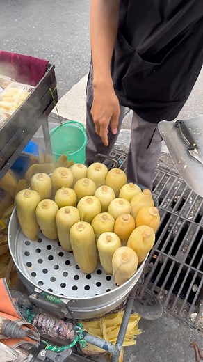 3.8K views · 2K reactions | Thai Man Peeling Fresh Corn!!Amazing Skills! #corn #peeling #thaifood #bangkok #amazingskills # | Khaled Najia | Facebook