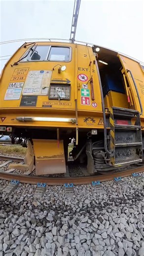The perfect rhythm of rail maintenance. 🎶 So satisfying to watch this beauty in action! 😎 🎥 Dion ter Veer #plassertheurer #pickoftheweek #ptcommunity | Plasser & Theurer