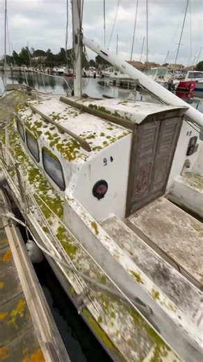 How to clean a boat?