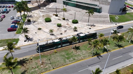 #DRT de Campeche en #México: la primera línea de DRT de Latinoamérica. Innovación inteligente, transporte avanzado de vanguardia. Alta adaptabilidad a la carretera, ajustes flexibles según líneas. Integración de tecnología de conducción en modo inteligente y sinergia entre vehículos e infraestructura. Aforo de transporte destacado con capacidad excepcional de curvarse y cuesta arriba. Alimentación totalmente eléctrica para una operación sin emisiones. Mínima influencia durante la construcción, d