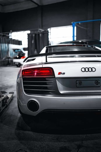 Unleashing the Audi V10 R8: A High-Performance Review