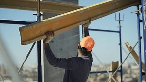 Ouvrier du bâtiment installant une poutre : vidéo de stock (100 % libre de droit) 3917856059 | Shutterstock