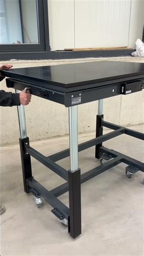 Per Akku hoehenverstellbarer #Montagetisch mit drehbarer Tischplatte auf Laufrollen #ESDtisch