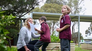 💛 MINDFULNESS- THE RESILIENCE PROJECT 💛 Mindfulness is the ability to be calm and present at any given moment. We practise this by slowing down and concentrating on one thing at a time. Thousands of studies have demonstrated benefits including; reduced stress, reduced rumination, increased memory, increased cognitive function and physical health benefits through improved immunity. 💡 Key idea: Modelling how to be calm and present is helpful to your child's emotional wellbeing. Ariah Park Centr