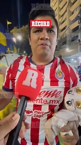 271K views · 3.6K reactions | “SI LOS RETÉ, PERO SOLO LES HABÍA PEDIDO 2 MINUTOS PARA RELAJARME” El fan golpeado por los miembros de la policía de la CDMX, habló para las cámaras de RÉCORD en donde reveló que fue lo que pasó. “Me dieron 2 patadas en las costillas y yo respondí, pero antes de eso, ellos me habían zapateado”, mencionó | RÉCORD México | Facebook