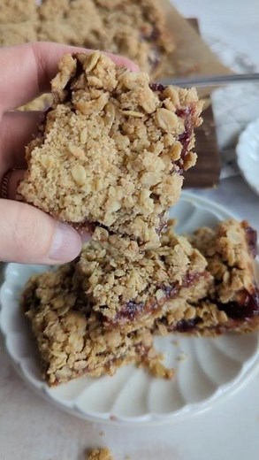 Simple Raspberry Oatmeal Bars #oatmealcookiebars