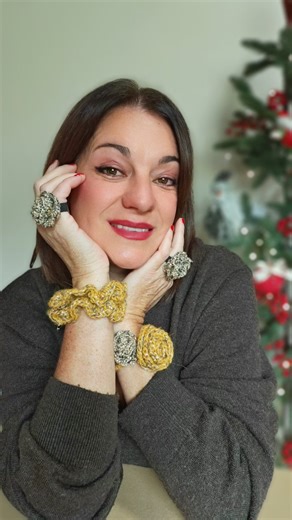 Noelia | 🧶 Sweetulasi Crochet Kits & Patrones on Instagram: "Brazatete Pétalo 🧶 Usa Boreal y Crush o similar. Con el ganchillo de 3.75 mm. teje alrededor de una gomilla 51 puntos bajos o los necesarios para rellenarla y que no se vean claros. 🧶 Teje 40 o 50 cad segùn quieras la flor +/- grande. Sube con 3 cad y teje 2 puntos dobles altos on cada cadeneta. cuando tengas el rizo terminado, dale forma de flor, cose para que queden sujetos los rizos y cose nuevamente a la gomilla. 💍 Ya tendras t