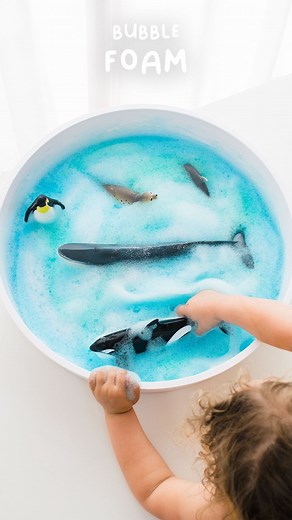 Inspire My Play ® on Instagram: "BUBBLE FOAM . Bubble foam is such a fun alternative to regular water play! . 1. To make bubble foam place 1/2 cup of tear-free bubble bath in a bowl with 1 cup of water. You can use dish soap instead but just be aware this may sting their eyes if they rub them. . 2. Add a few drops of food colouring (optional). We did one batch of blue and one without food colouring to get the ocean look. . 3. Use an electric mixer or blender to mix the ingredients together until