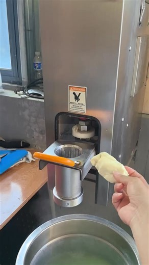 160K views · 2K reactions | A new model for noodle shop kitchens. Automatic noodle cutting machines significantly reduce labor costs, making one machine equivalent to the work of three ramen chefs... Unfold | Noodle Machine | Facebook