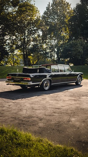 One of the rarest Mercedes-Benz models ever built!🔥 This 1977 600 Pullman Landaulet is one of just 32 four-door examples produced. Originally delivered to the President of Togo, it still retains its matching engine and transmission and comes with a Grade 1- appraisal. Powered by the 6.3-litre V8 with 250 hp and equipped with the well-known high-pressure hydraulic system, the Landaulet was the most exclusive version of the W100 series, built for heads of state and official appearances. Now avail