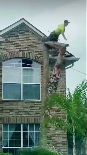 Daily Safety Fails🤯This is WHY You Wear Fall Protection🤯- PLEASE STAY Safe #workerfails #atwork