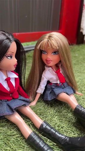 Escena divertida con Mia Colucci y Lupita en Rebelde