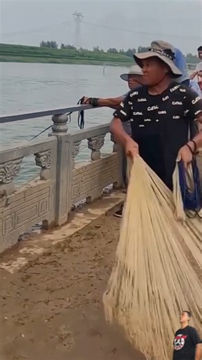 Epic Cast Net Throw at Dam – Giant Catfish Suddenly Explodes to the Surface!