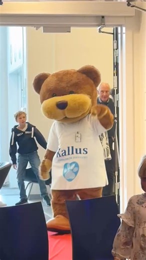 🎶 Kallus har gitt ut musikk! 🎶 Det ble både sang, dans og store smil da vår egen maskot feiret plateslipp sammen med små og store venner. Musikken finner du nå på Spotify! Bak låtene står blant andre Kai Robert Johansen på tekst og vokal, produsent Svein Gundersen og Leif Bråthen fra LB Lyd, som åpnet studioet sitt for Kallus og gjengen. På plata synger Henrik Lund, barnelege i over 40 år ved sykehuset, sammen med Gunilla Herlitz-Olsen, William Ludvig Wittingrud og barna Benjamin, Vincent, Axe