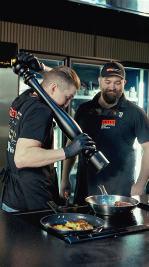 🥩 PRODUIT DE LA SEMAINE 🔥 Cette semaine, Christophe Bouvier, notre cook maison, te prépare un Chateaubriand digne des grandes tables ➡️ un filet mignon tendre et juteux, poêlé à la perfection, nappé d’un jus au vin rouge et romarin. 😍 Un plat élégant, simple à préparer, et franchement... solide! 👨‍🍳 📅 23 au 29 octobre 💰 110 $ la caisse (8 x 280 g) — soit 13,75 $ le filet 🚨 Quantité limitée 🤝 Exclusif aux membres AMQ 📍 Disponible dans nos 11 succursales 🔗 www.alimentationmonquartier.co