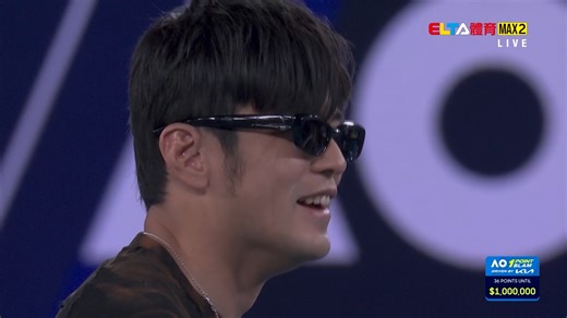 澳洲網球公開賽 一分大滿貫賽事！ 眾所矚目的對決 流行天王 #周杰倫 登上Rod Laver Arena球場 . 出場就掛著帥氣墨鏡 結果... 拿著球拍遭對手 Ace球一分終結比賽 . MOD快捷鍵983/體育MAX2台 原音LIVE 開幕周完整播出內容→ https://reurl.cc/0aer9x - 【最強體育賽事就在ELTA】 訂購/續訂 年租方案 就送 ELTA摺疊旅行袋💼 （也可選歐冠束口袋喔🎒） 限量好禮，要買要快❗ 前往搶購 👉 https://reurl.cc/80E8g7 #AO2026 #AO2026onELTA | 愛爾達體育家族