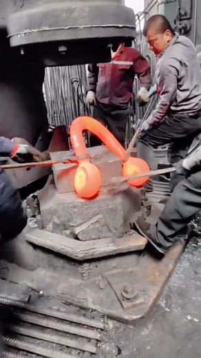 Oversized shackle💕#fyp #shackle #rigging #forging #production #hydraulicpress