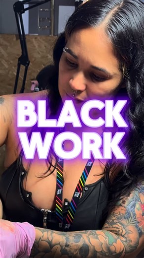 Daymon Tattoo | Tatuadora | Piercing | Borrado Láser on Instagram: "Línea firme, actitud y estilo clásico 🖤 Un tattoo en blackwork con mucha personalidad: personaje elegante, sombrero bien puesto y esa vibra old school que nunca falla. Diseño limpio, minimalista y con carácter, de esos que hablan solos 🔥 ¿Te animás a algo así? 📍 Hecho con tinta, pulso y mucha onda. #Tattoo #Blackwork #Linework #OldSchoolVibes #TattooParaguay #TatuajeMinimalista #InkLife"