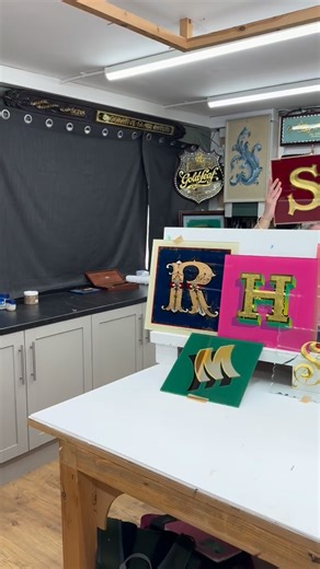 Last week’s Glass Gilding Course with these 4 nutcases! Brilliant time teaching them all Glass Gilding techniques. If you would like to learn these processes click the link in my bio to join my free community. | David A Smith Gold Leaf Sign Artist and Designer