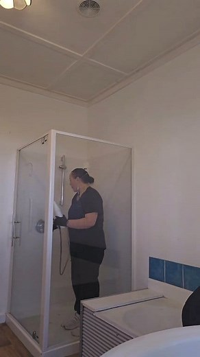 DISHWASHING LIQUID TO CLEAN A SHOWER 🤯 Would my followers like a tutorial on how i clean my shower with dishwashing liquid 🤔 Better yet would you buy MY OWN brand of dishwashing liquid 🤔🤣🤗 How do you clean your shower? Give it a go & comment below. Hey that rhymes 😏 #showercleaning #CleanTok #nz #hack #cleaninghack #NewZealand #cleaning #shower #bathroom #easyshowerclean #mamacleanslevin #dishwashingliquid | Mama Cleans Levin