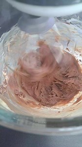 Nougatringe Für ca. 8 Stück 100g zimmerwarme Butter 175g Mehl 1 Ei 80g Puderzucker 1 TL Vanille-Extrakt 200g schnittfester Nuss-Nougat 25g zimmerwarme Butter 100g gehackte Haselnüsse 150g Zartbitter- oder Vollmilchkuvertüre ( nach Geschmack) Die Butter zusammen mit dem Mehl, dem Ei, dem Zucker und dem Vanille-Extrakt zu einem Mürbteig kneten. Den Teig für 30-45 Minuten im Kühlschrank rasten lassen. Den Backofen schonmal vorheizen auf 175 Grad Ober Unterhitze. Ein Backblech mit Backpapier belegen