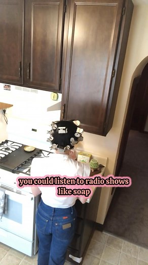 Watch me follow this 1950s Kitchen Routine! #1950s #retroclean #vintagestyle | Hannah Truly Elisha