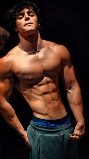 Chris Anderson | Elite Fitness Coach on Instagram: "split testing - #aesthetics #fitness #physique #mensphysique #bodybuilding #gymbro #motivation #gymrat #lifting"