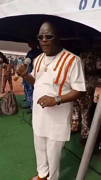 The moment Sir shina prostrated in Okitipupa. @shina peter live on stage... Tendering his unreserved apology for coming a bit late , The man humbly prostrated. Burial ceremony of late PA REUBEN AYODELE OLABISI | Adaba Entertainment