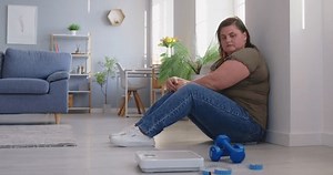 Desmotivada, desdesportiva triste mulher obesa com: vídeo stock (100% livre de direitos) 3735804691 | Shutterstock