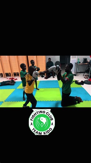🥊✨ La boxe chez les enfants, c’est plus qu’un sport ! Elle développe la discipline, la confiance en soi, le respect et la force mentale 💪🔥 Chaque entraînement les aide à devenir plus forts, plus concentrés et plus courageux. Encourageons nos jeunes champions ! ⭐🥊 #BoxeEnfants #kickBoxing #SportJeunes #Discipline #Sport