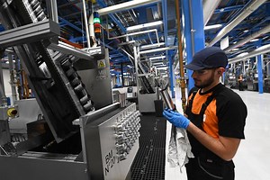 À Bierne, en Flandre, Ball Packaging fabrique les canettes de Coca©