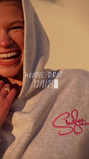 no better way to announce a HOODIE DROP on dec.1!!! YAY!! S/o to my cutie cameraman 😍