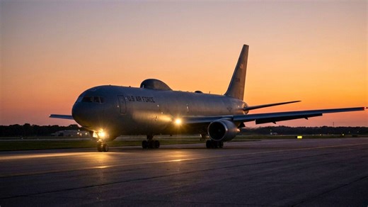 Airborne nuclear command aircraft built to survive strategic war