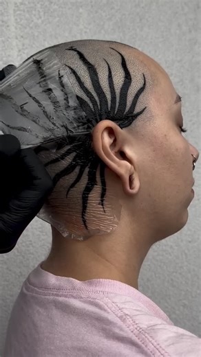 ELITE TATTOO OFFICIAL on Instagram: "Any tips for removing Derm Shield with less discomfort? In this case, artist @alexisdarkart removed #elitepremiumdermshield dry because on the scalp, due to hair growth, it usually comes off more easily. Here are some tips shared by experienced artists: 💚Remove it is under the shower, letting warm water run over it to make the process easier 💚Try to stretch the second skin in length instead of pulling it backwars makes it easier and less painfull 💚taking i