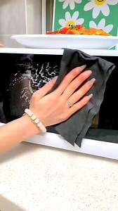 Why struggle with old rags that leave streaks, lint, and endless scrubbing? The Swivo Diamond Matrix Cleaning Cloth cleans streak-free, reusable, and eco-friendly. One cloth replaces sprays, rags, and wasted effort. | Priya's Quick Clean Secrets