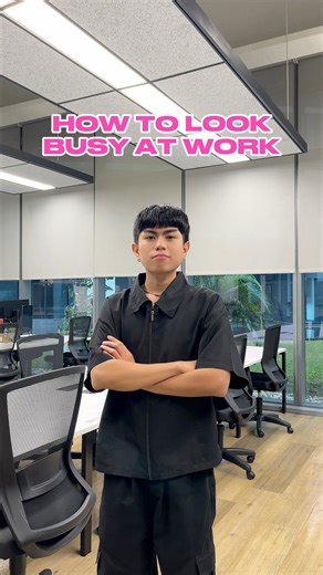 Is the "busy" workmate in the room with us? 👀 Busy lang palang mag-check out kasi may ₱1,000 off campaign vouchers and more sa #LazadaSulitSweldoSale this January 29-31! 👉 lzd.co/Jan-Payday2026 #LazadaPH | Lazada