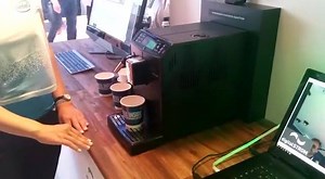 #IFA15 : Un #PC doté d'une caméra #RealSense qui reconnaît un sourire et verse un café en retour ! #Funny #IFA | Intel