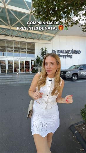 Heloize Binati Castilho on Instagram: "Hoje foi dia de comprar os presentes de natal aqui no @balnearioshopping 🎁✨ Ja aproveitei para cadastrar os meus cupons na promoção de Natal, a cada R$ 300,00 em compras a gente ganha um numero da sorte e concorre a um Jeep Commander! ja pensou começar o ano de carro novo! 🤌🏻 Me sinto pronta 💅🏻 #publi"