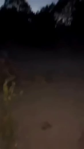 Brutal Hits 🎯 on Instagram: "✨ LED 是怎麼發光的？比你想的更神奇！ ✨ ⠀ 在我們的生活裡，LED 幾乎無所不在——手機螢幕、汽車大燈、指示燈、家裡的氛圍燈…但你知道這些小小的光點究竟是怎麼亮起來的嗎？ ⠀ 其實，LED（發光二極體）的核心原理非常精妙： 它利用「半導體材料」之間的能量差，在電子移動的瞬間釋放出光。 ⠀ 想像一下，有兩邊地形不同的山谷。一側是充滿電子的「N 型材料」，另一側是缺少電子、需要補位的「P 型材料」。 當電流通過時，電子就像從高處跳入低處的能量谷底，而每一次跳躍，都會釋放出一個微小的光子。 ⠀ 🌈 光的顏色由什麼決定？ LED 的顏色不是靠染料，也不是玻璃，而是取決於半導體本身的材料與能隙大小。 能量差越大，光的頻率越高、顏色越偏藍；能量差越小，光的顏色就越偏紅。 這也是為什麼 LED 可以做成各種顏色，甚至組合成白光。 ⠀ 💡 為什麼 LED 那麼省電？ 因為大部分的能量都直接轉成光，而不是熱。 不像傳統燈泡那樣先把燈絲燒得超級熱，再間接產生光，LED 幾乎沒有浪費。 ⠀ 🔧 小小結構，大大力量 LED 的體積可以非