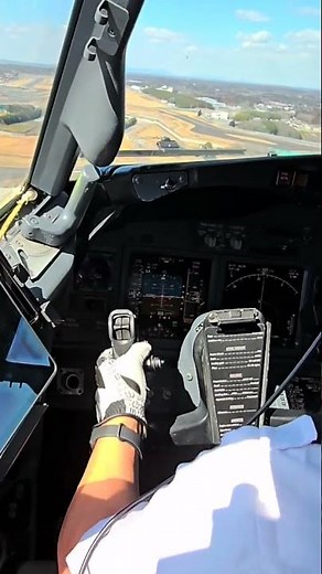 Low Level Windshear Alert #aviation #pilot #boeing #flight #b737 #cockpit #landing #shorts