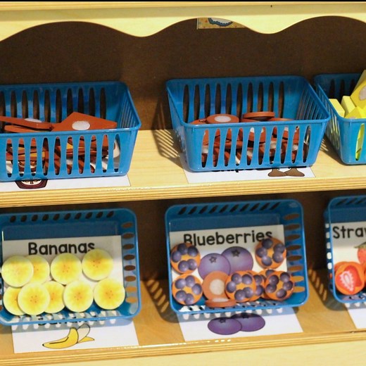 Order up!! Pancakes and waffles are on the menu at the dramatic play center! Can't you just see your students playing here all morning? See more: http://playtolearnpreschool.us/pancake-cafe-dramatic-play/ | Play to Learn Preschool