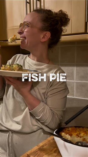 The Kitchen Shift with Eimear on Instagram: "Recipe, wee tips, notes and cooking instructions are listed below and in the first pinned comment! 🐟🍋 ✨ Quick Recipe Breakdown 👇🏻 Fish Pie Get your potatoes on to boil: start in cold salted water, bring to a boil, and cook until tender (your knife should glide through) Warm 1T extra virgin olive oil and 1T butter in a large pot Add 1 diced onion, 2 small diced carrots, 2 thick celery stalks (diced) Add 1 jalapeño (seeds removed) Add 2 small sweet 
