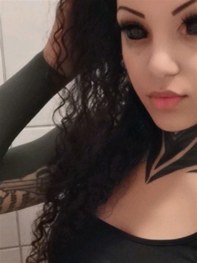 Replying to @jvandepeej this💁🏽‍♀️ #altgirl #eyeballtattoo #bodymods #splittongue #tattoostudio