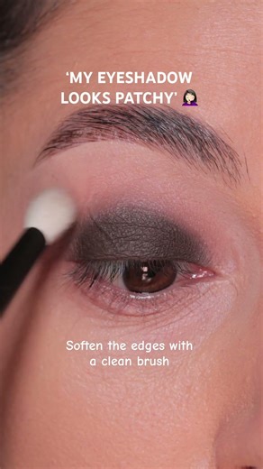 Try this if your eyeshadow looks patchy✨ #eyeshadow #eyemakeup #howtomakeup #truccoocchi #smokeyeye